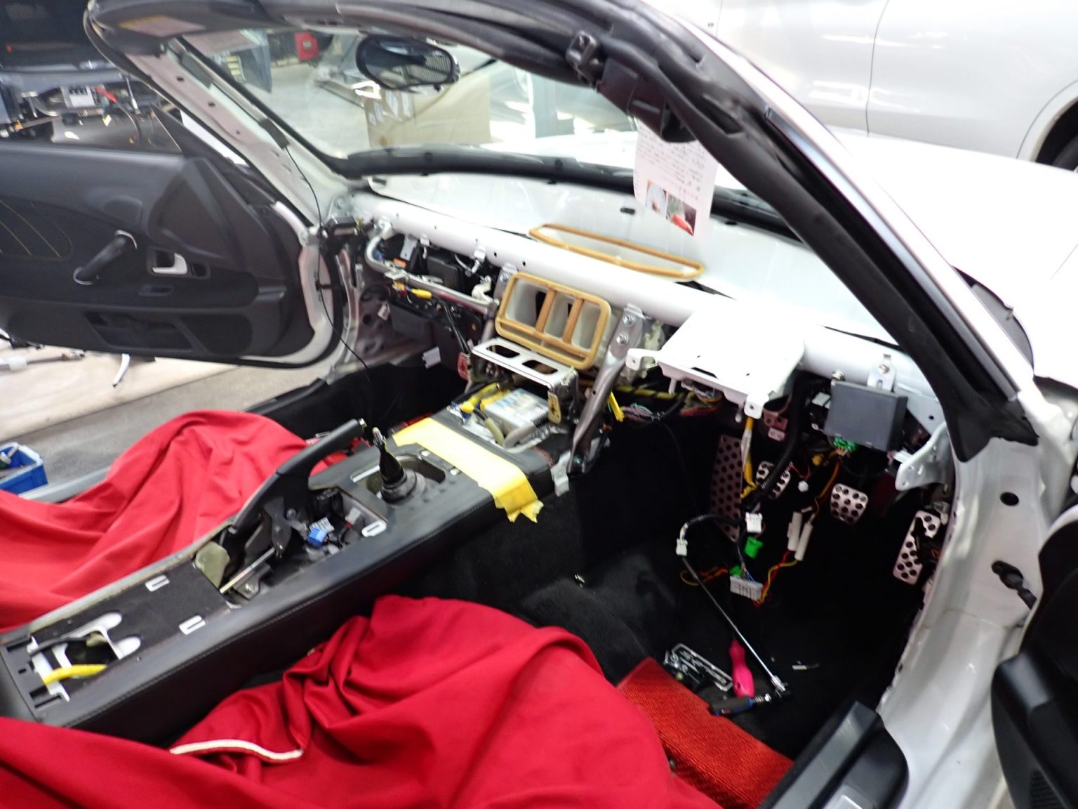 極上S2000に、ディスプレイオーディオをダッシュ交換で、純正風に埋め込み取付！メーカーオプション並みの仕上がり？！ | くるまのでんきや今尾電機