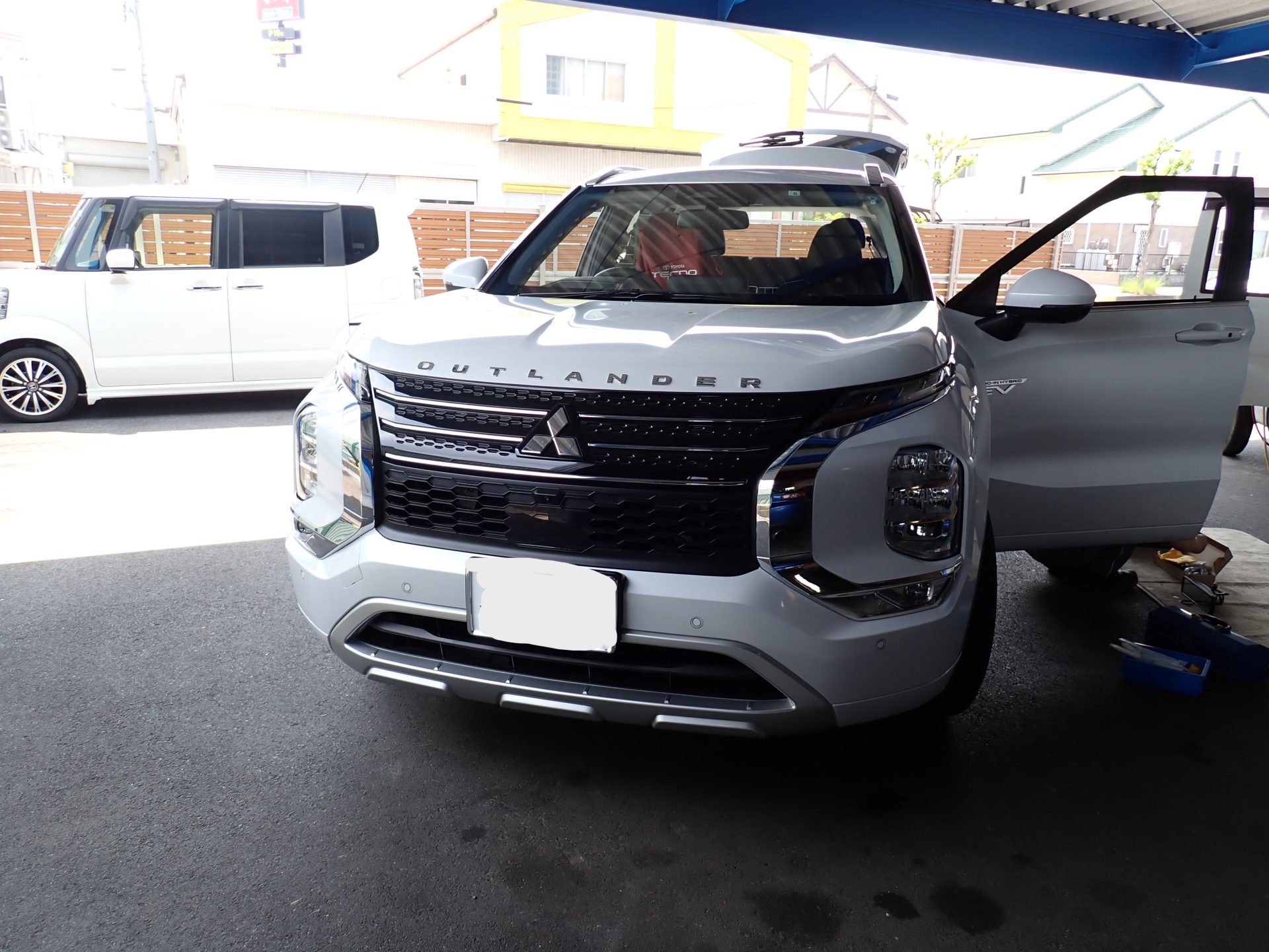 アウトランダーPHEVにミラー交換型のデジタルインナーミラー取付！MAXWIN製のMDR-A002Bをお持ち込み。 | くるまのでんきや今尾電機