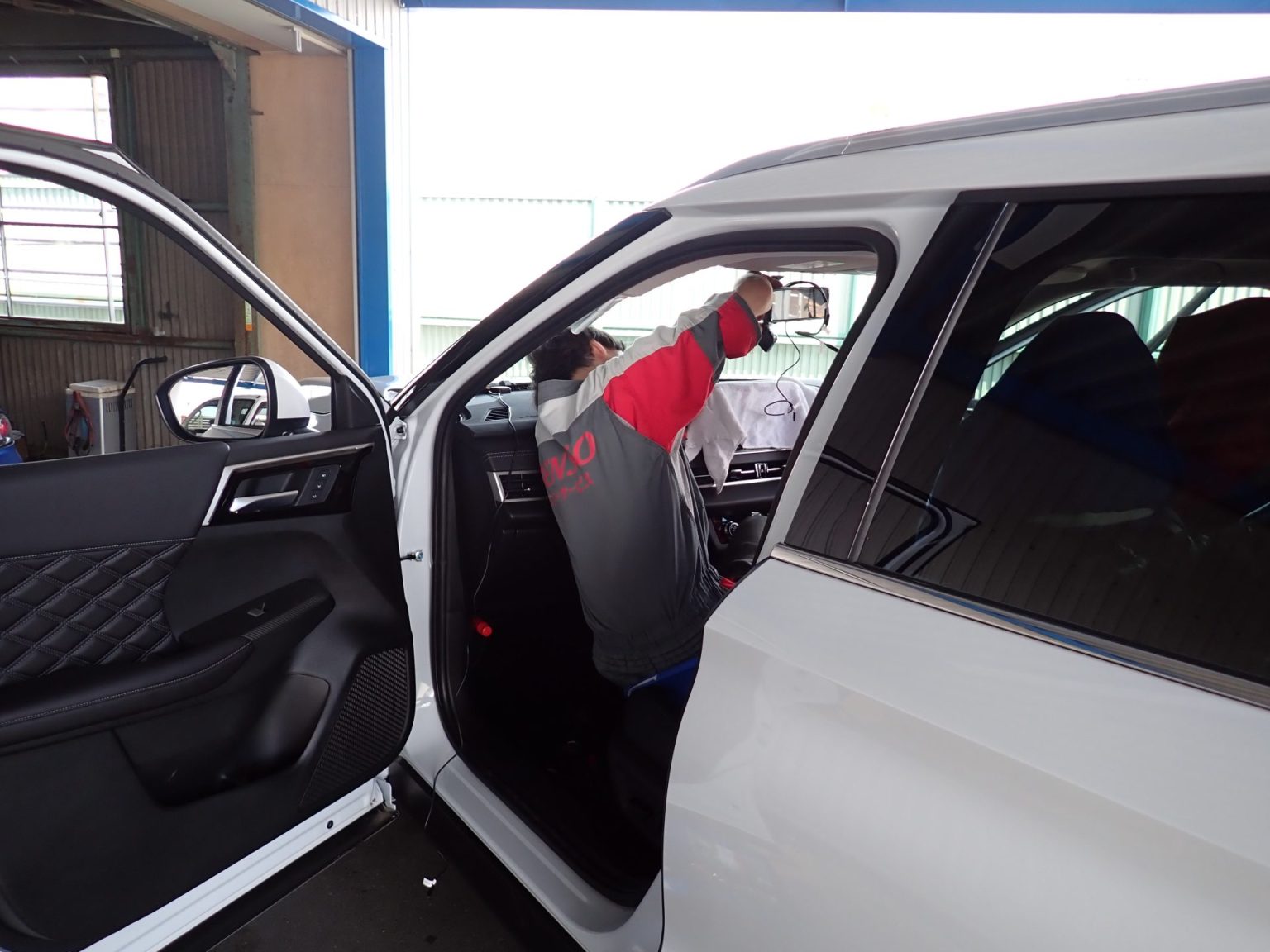 アウトランダーPHEVにミラー交換型のデジタルインナーミラー取付！MAXWIN製のMDR-A002Bをお持ち込み。 | くるまのでんきや今尾電機