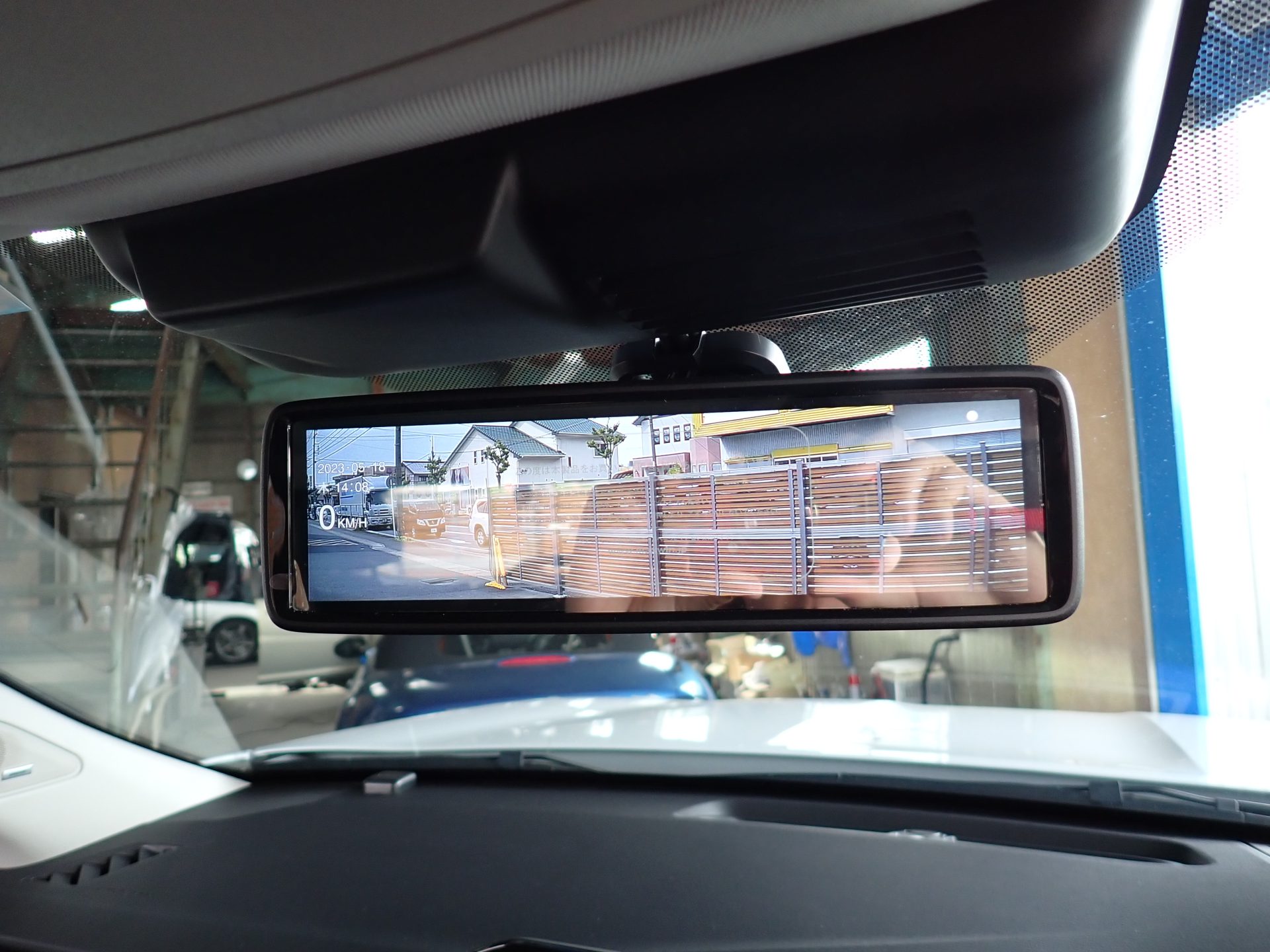 アウトランダーPHEVにミラー交換型のデジタルインナーミラー取付！MAXWIN製のMDR-A002Bをお持ち込み。 | くるまのでんきや今尾電機