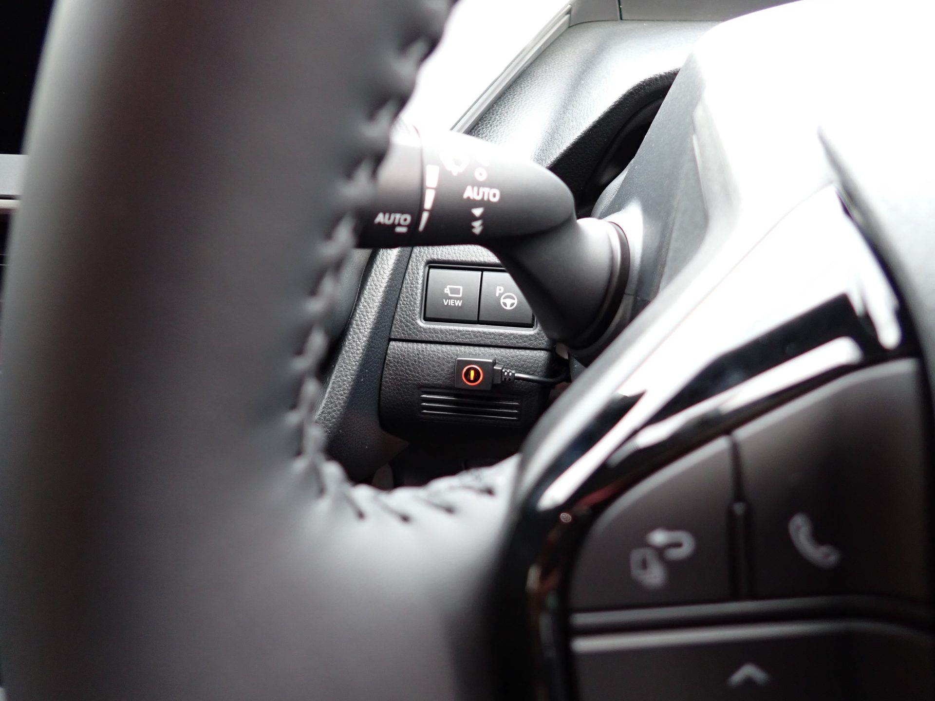 新型60系プリウスに、datasystem製テレビキャンセラーと後付けHDMI取付！ | くるまのでんきや今尾電機