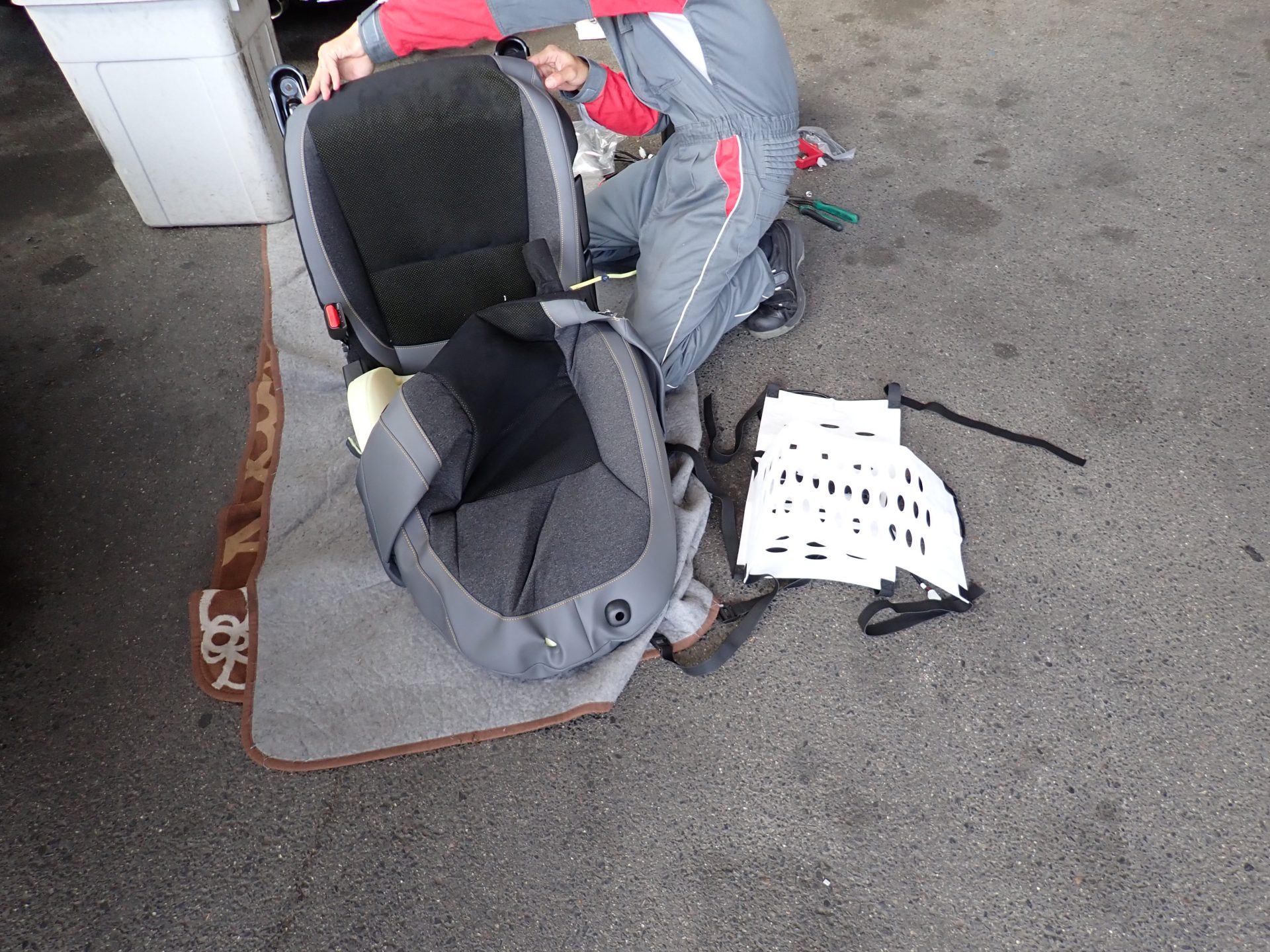 現行GRフィットにシートヒーター後付。Tc-style様の製品は冬対策にばっちり。 | くるまのでんきや今尾電機