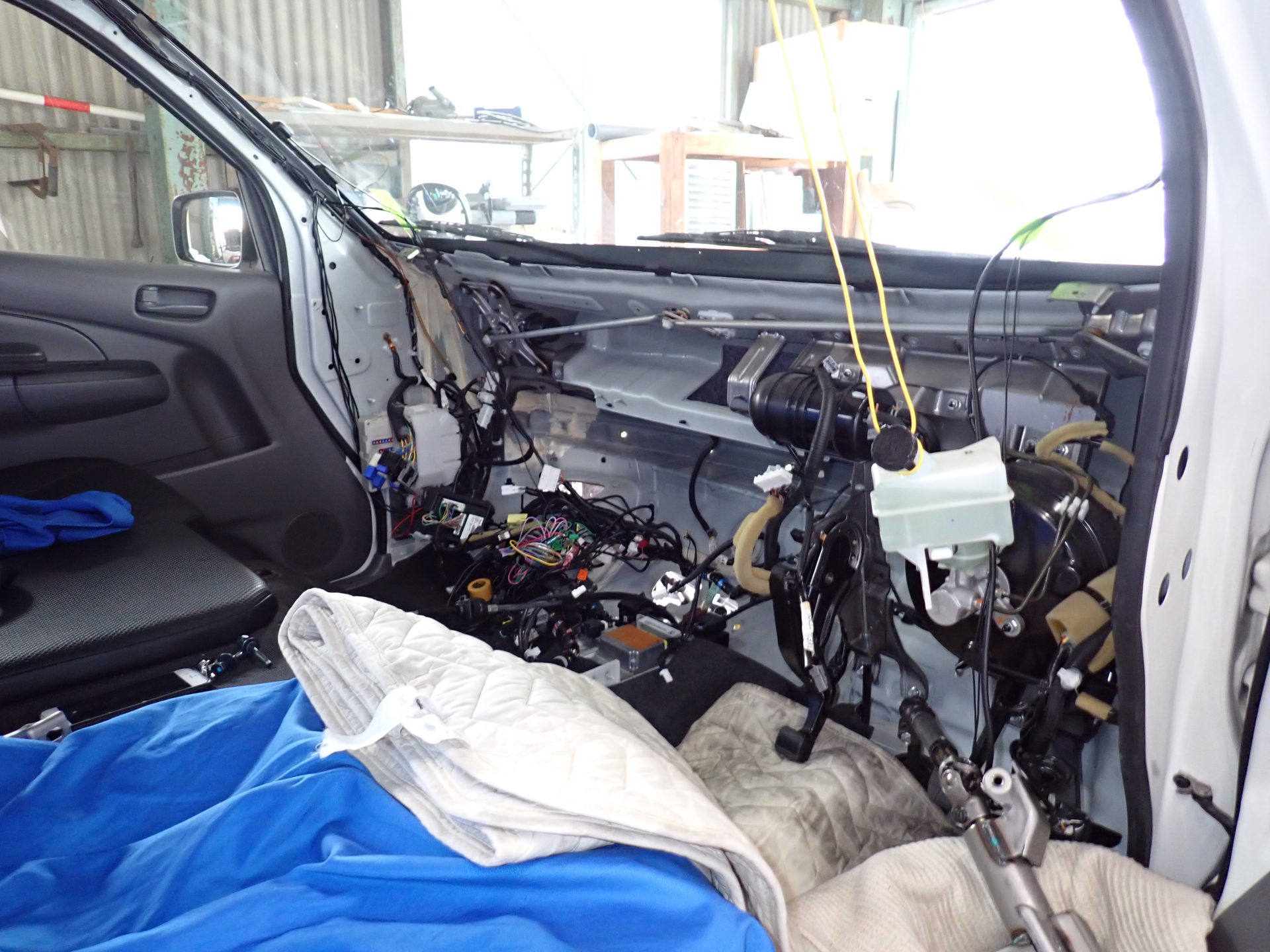 キャラバンのエアコン修理！ガス漏れ箇所は室内エバポレーター。たった一つの部品を交換するために100以上の脱着が必要。 | くるまのでんきや今尾電機