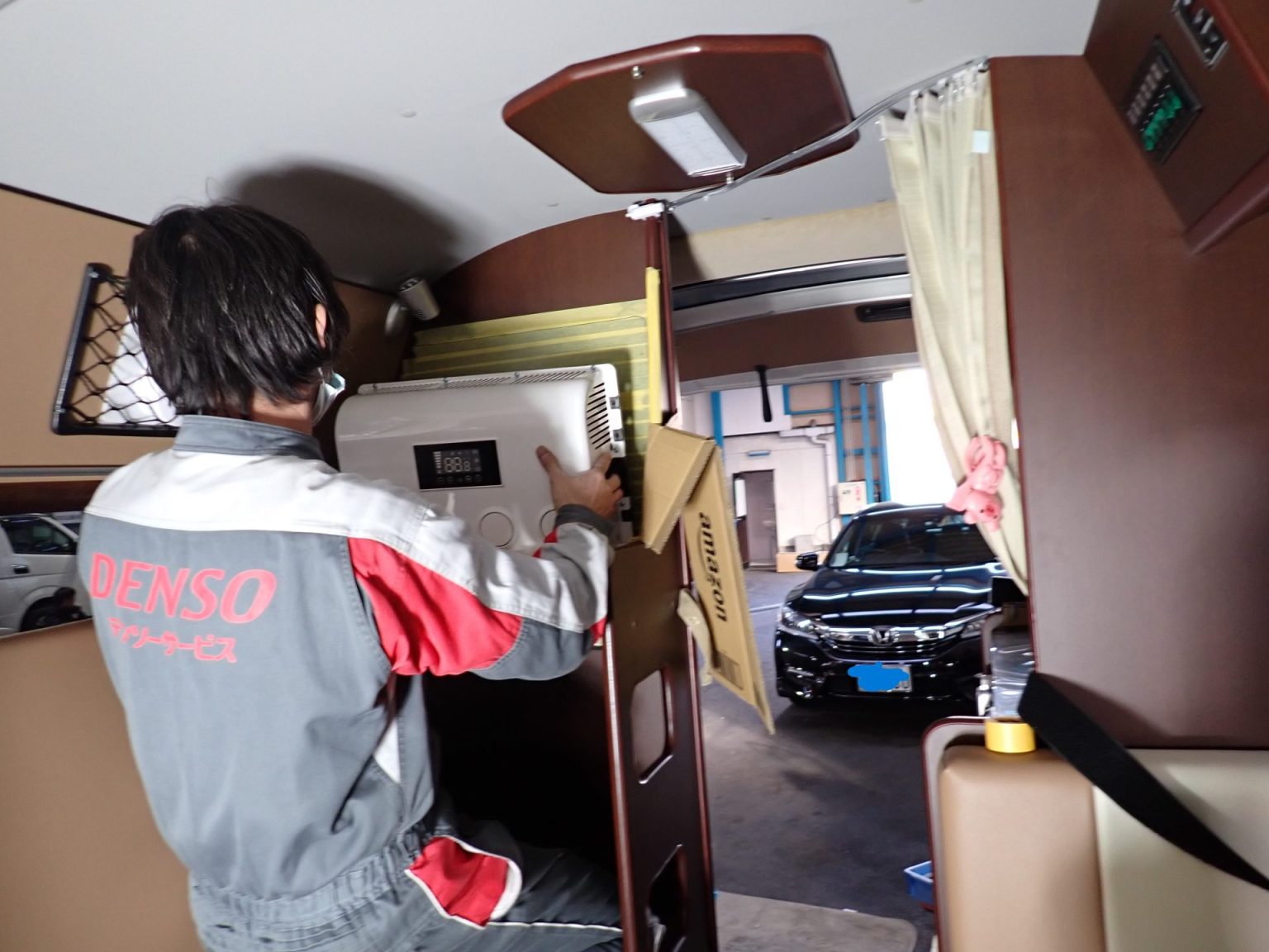 ハイエースバンベースのキャンピングカーに後付12Vクーラー取付！そびえたつ仕切り板に上手く取付るのが目標。それと同時にちょっとした便利品たちも ...