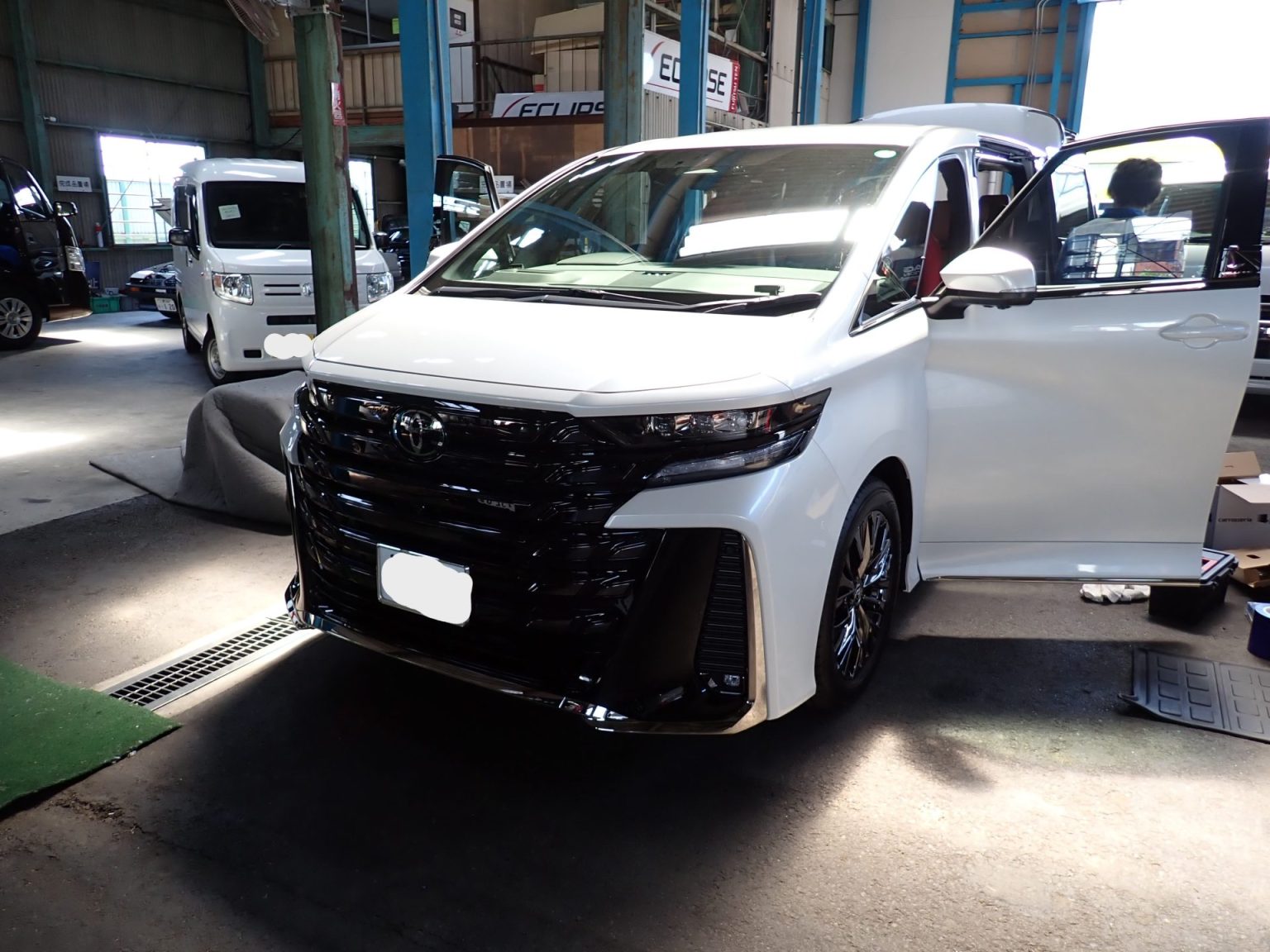 新型アルファードの三列目にモニター増設！合計四つの取付で、どこに座っても映像が楽しめる！ | くるまのでんきや今尾電機